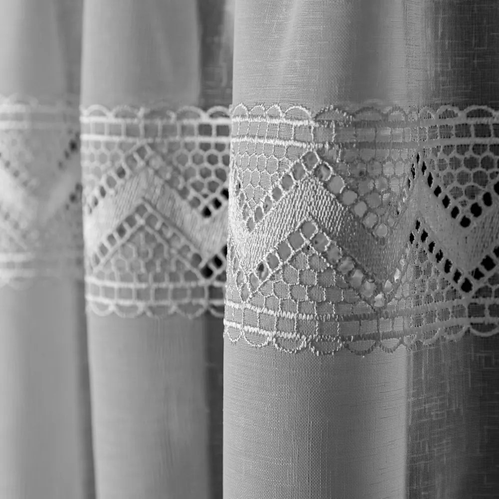 Českomoravská textilní vitrážová záclona, polyesterový batist V309 vyšívaný proužek s vlnkou, s bordurou, bílá, výška 90cm (v metráži)