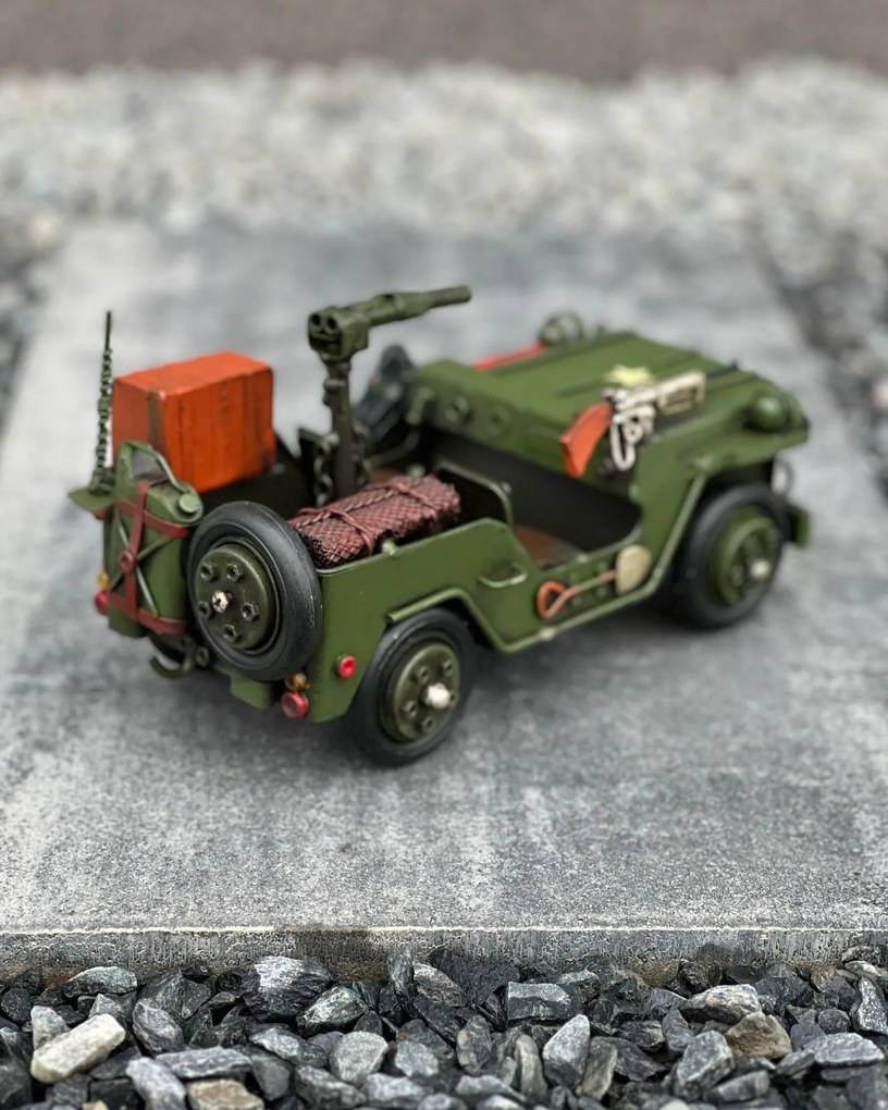 Plechový model - Armádní Jeep se zbraní