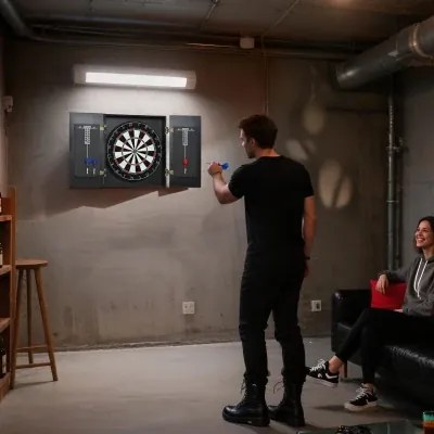 SPORTNOW sisalový terč se skříňkou, 6 šipek s kovovými hroty a 2 bodové tabule, 100x55x9 cm, černý