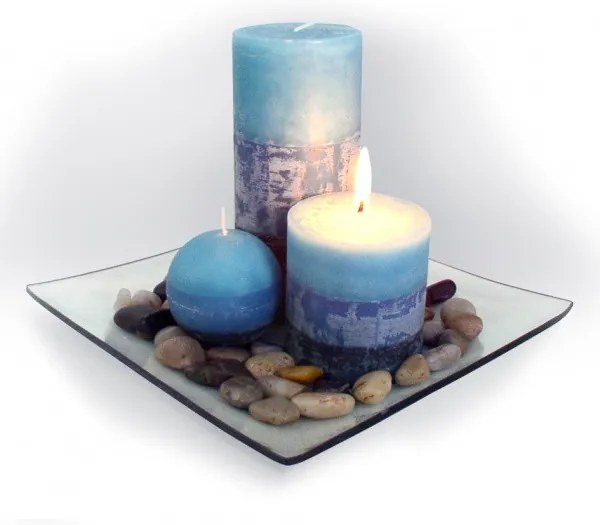 Dárkový set 3 svíčky s vůní borůvky na skleněném podnosu s kameny.