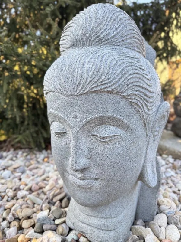 Hlava Buddha z říčního kamene – ručně tesaná 50 cm