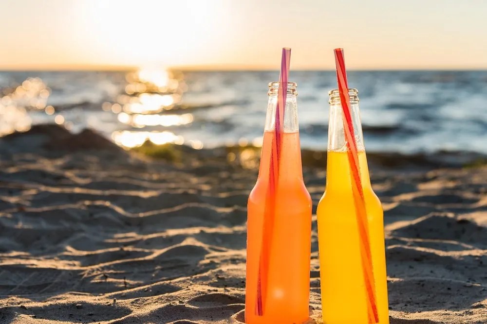 Obraz osvěžující nápoj na pláži - 90x60 cm