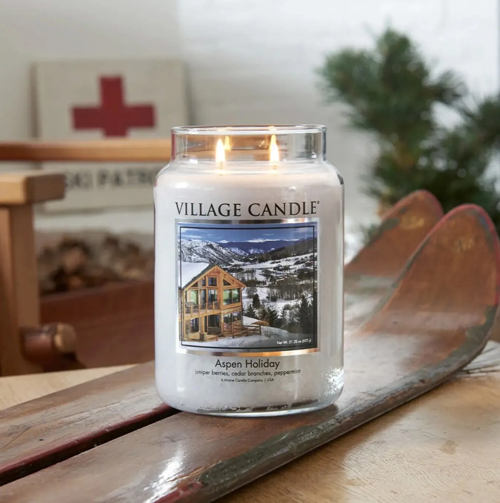 Village Candle – vonná svíčka Aspen Holiday (Dovolená v Aspenu), 602 g