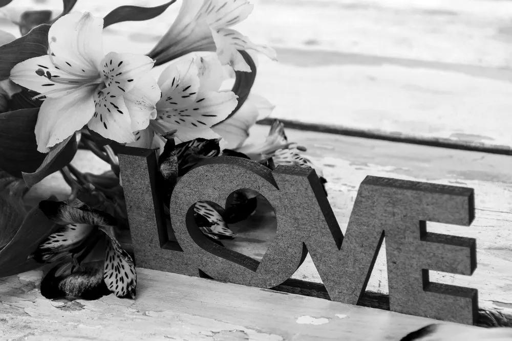 Obraz s dřevěným nápisem Love v černobílém provedení - 90x60 cm