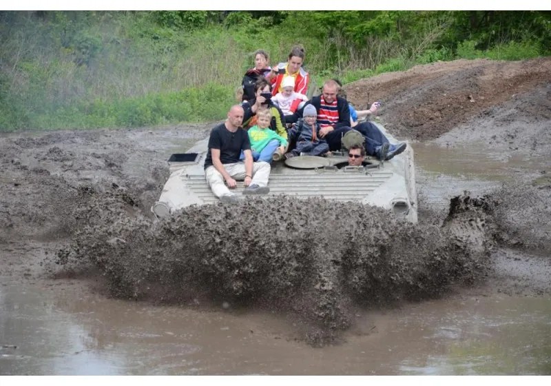 Jízda obrněným transportérem BVP