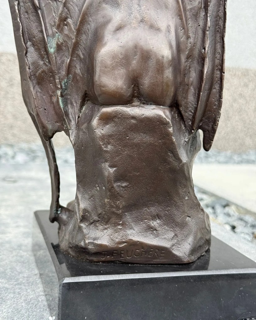 Bronzová socha Satan v zamyšlení