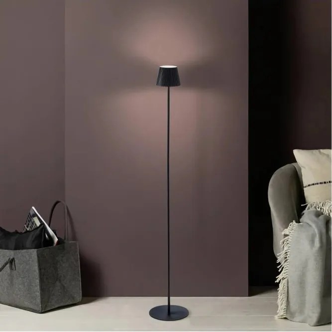 Brilliant G40445/76  Venkovní stojanová AKU lampa MACOBO černá USB-A