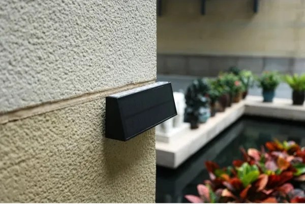 Viking - LED Solární nástěnné svítidlo LED/1,3W/3,7V IP44 4000K 2000 mAh