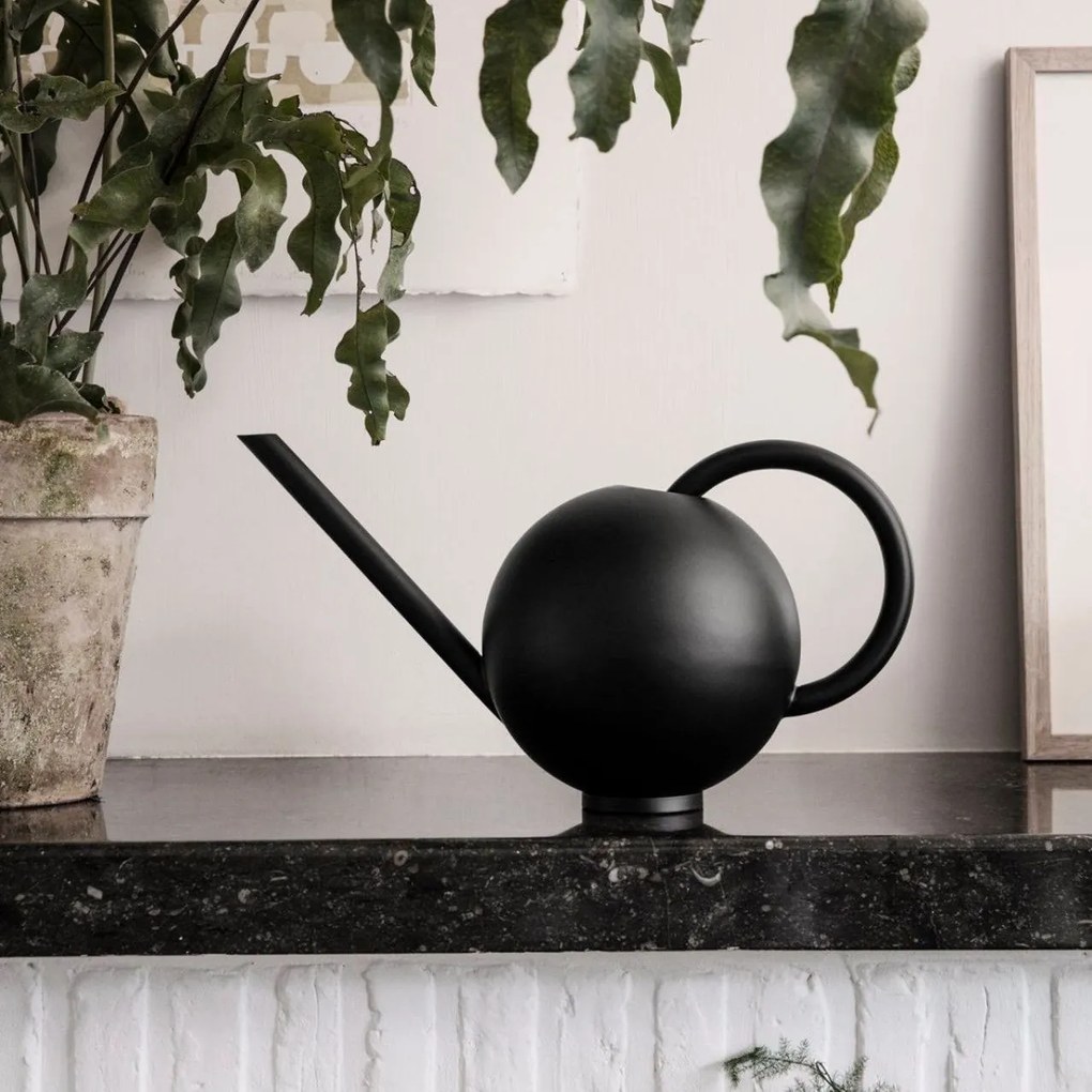 ferm LIVING Konvička na zalévání Black Orb Wattering Can 2 l, černá barva, kov