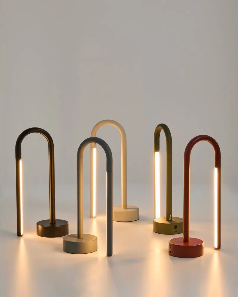Červená kovová LED stolní lampa (výška 30 cm) Bow – Kave Home