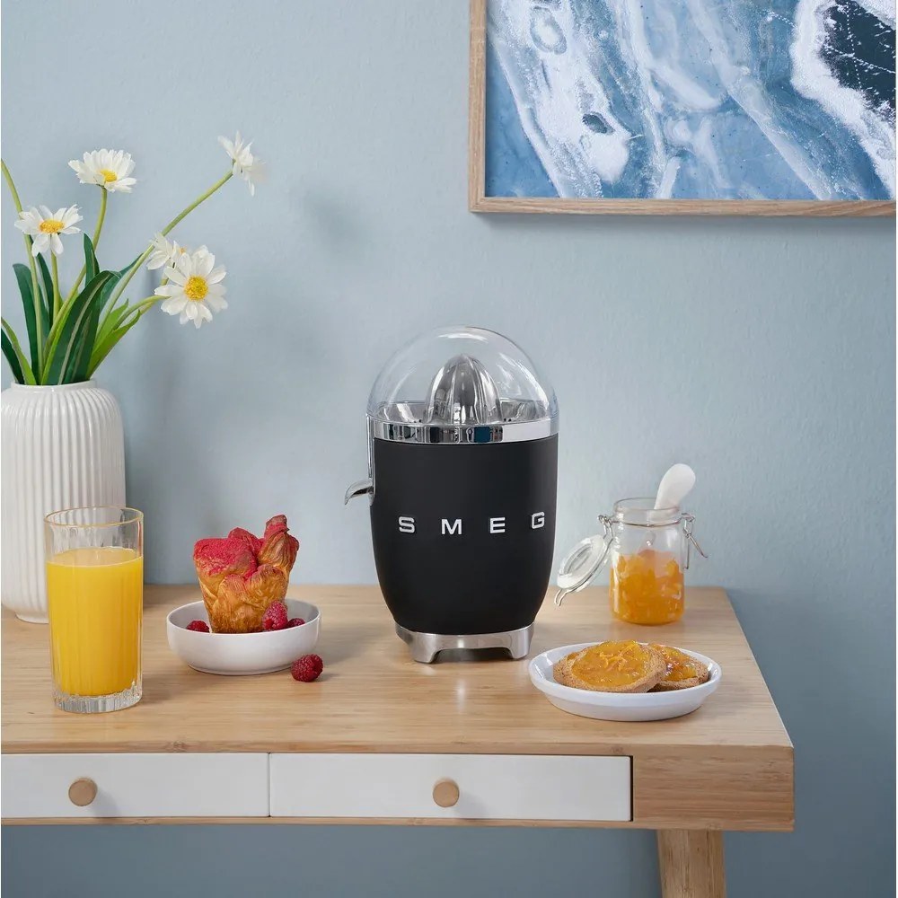Černý odšťavňovač 50's Retro Style – SMEG