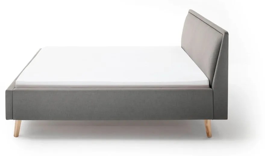 Světle šedá čalouněná dvoulůžková postel s úložným prostorem s roštem 180x200 cm Frieda – Meise Möbel