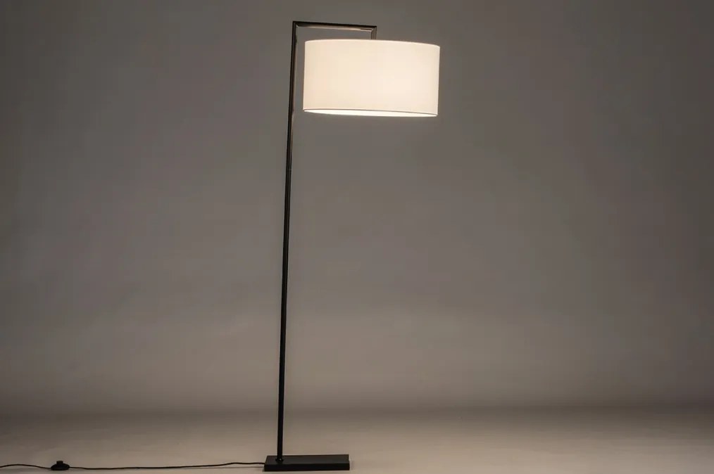 Stojací designová lampa v barvě bílá