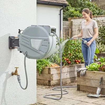 Outsunny nástěnný naviják hadice 20+1,6m x Ø 15mm, automatický zatahovací naviják hadice, otočný o 180°, šedá