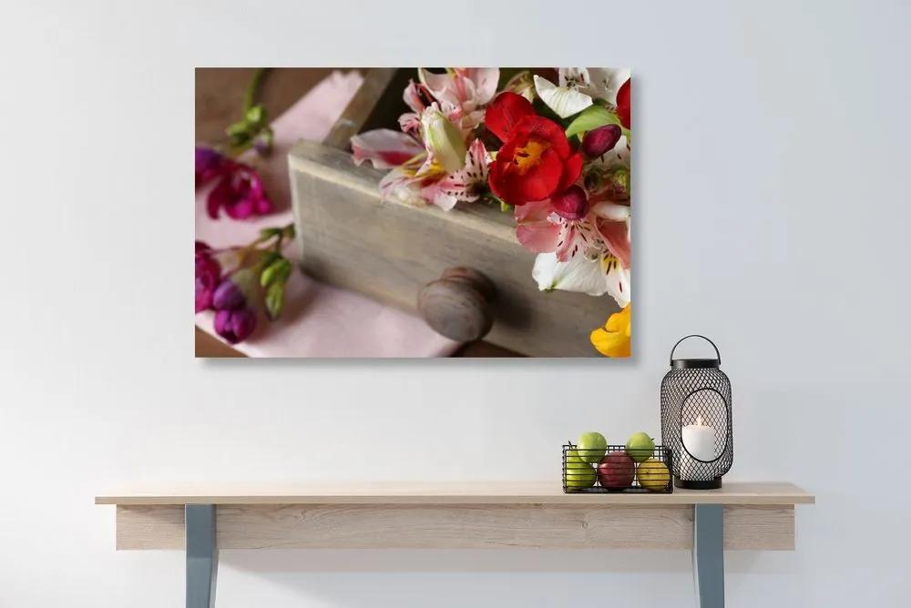Obraz kompozice jarních květin v dřevěném šuplíku - 120x80 cm