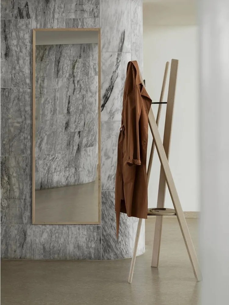 Věšák z dubového dřeva v přírodní barvě 62x176 cm Rakku – Blomus
