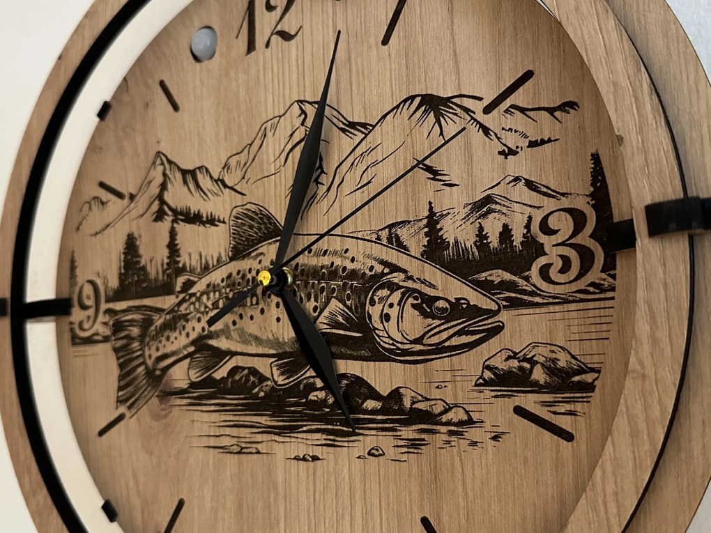 Li-Go "Pstruh" Světelné hodiny 32 cm provedení povrchu: dub světlý, varianta napájení svítidla: 230V pro vývod ze stěny (s přívodním kabelem)