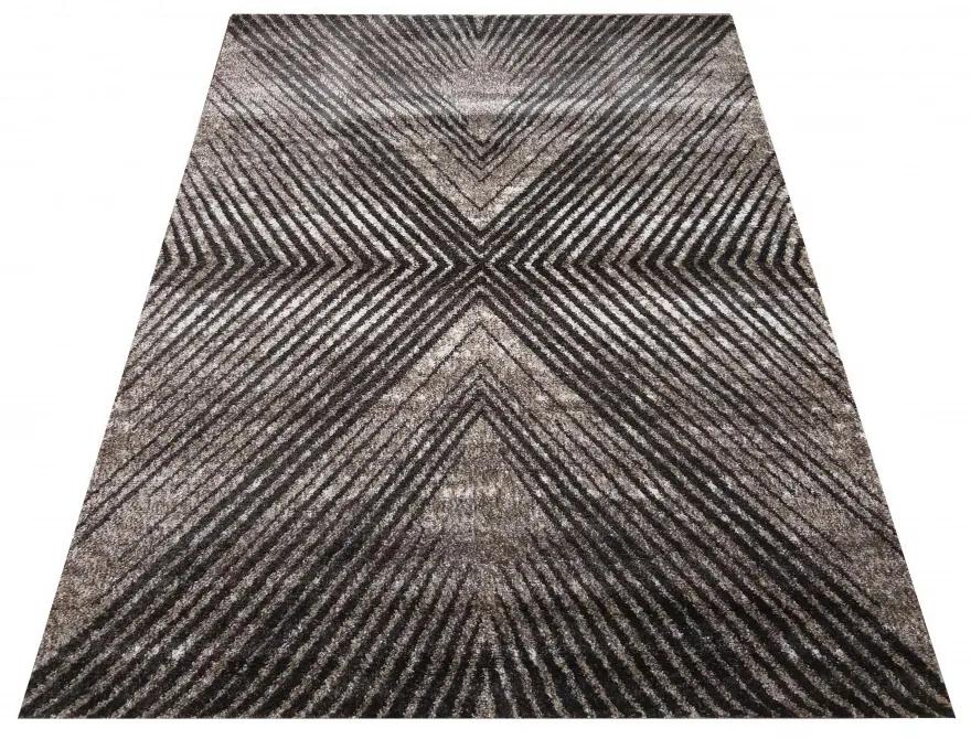 Moderní koberec se zajímavým geometrickým vzorem opakujících se diagonálních čar
