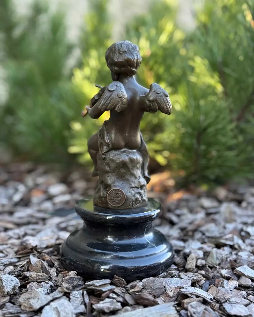 Bronzová socha - Putto hrající na housle anděl