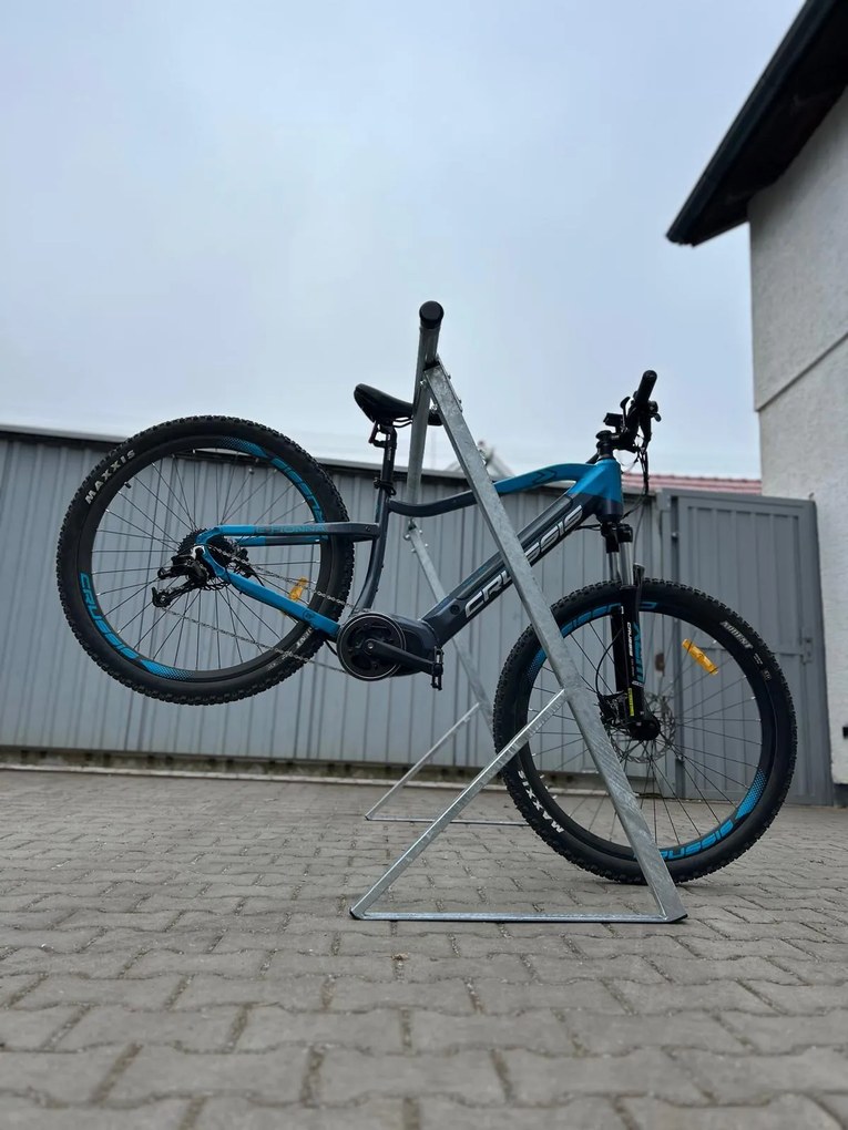 Stojan na kola za sedlo KS-930 | Česká výroba | KACERLE Povrchová úprava: žárový zinek, Délka stojanu: 2,5 m