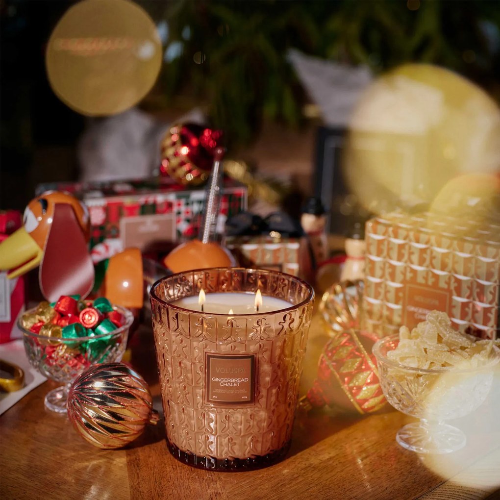 Voluspa svíčka Gingerbread Chalet, 1077 g