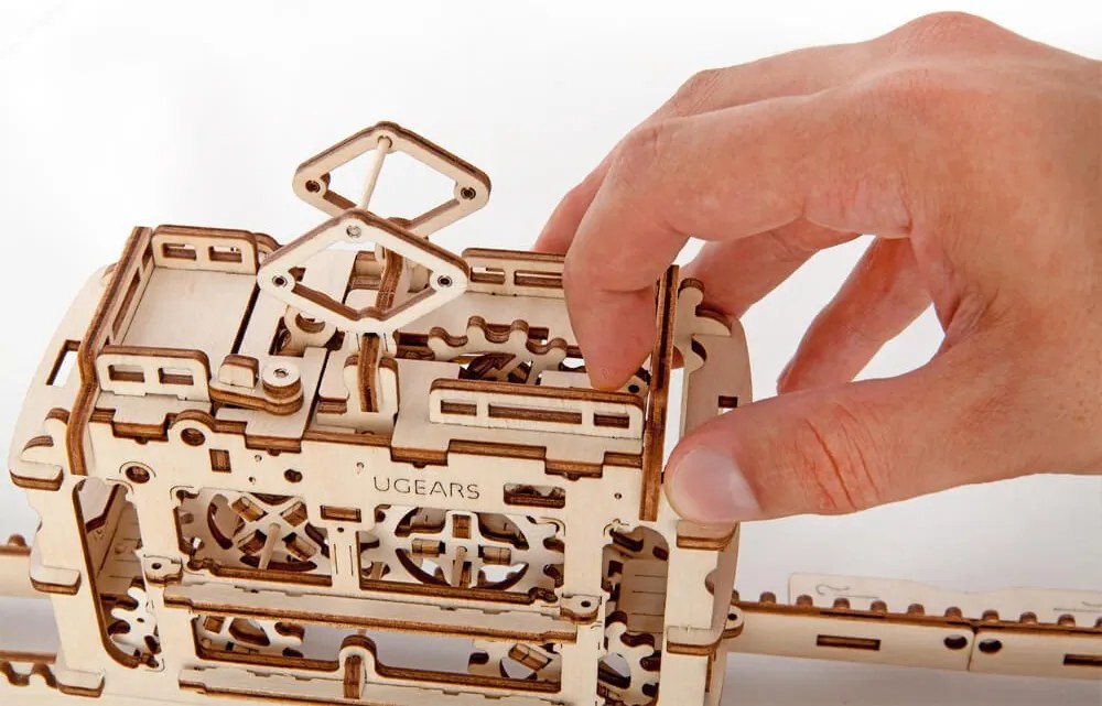 Ugears 3D dřevěné mechanické puzzle Kabinová lanovka s tratí