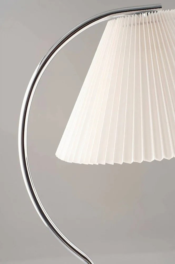 Bílá/v leskle stříbrné barvě látková stojací lampa (výška 165 cm) Celie – Jotex