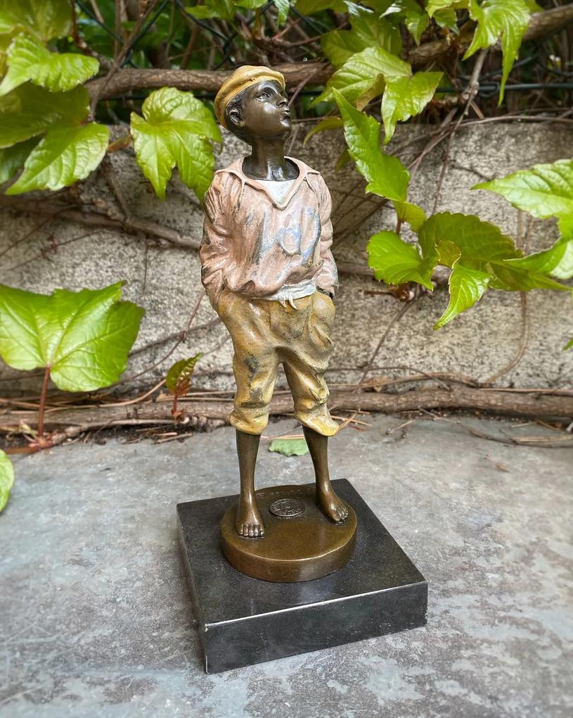 Soška bronzová socha chlapec který píská