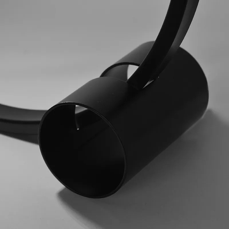 LABEL51 Kovová stolní lampa RING černá YS-22.126