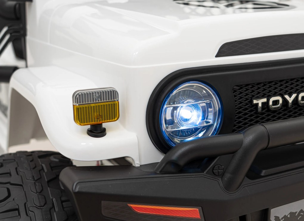 Ramiz Elektrické autíčko Toyota FJ Cruiser bílé + ovladač + pohon 4x4 + LED a audio + EVA kola + plynulý rozjezd