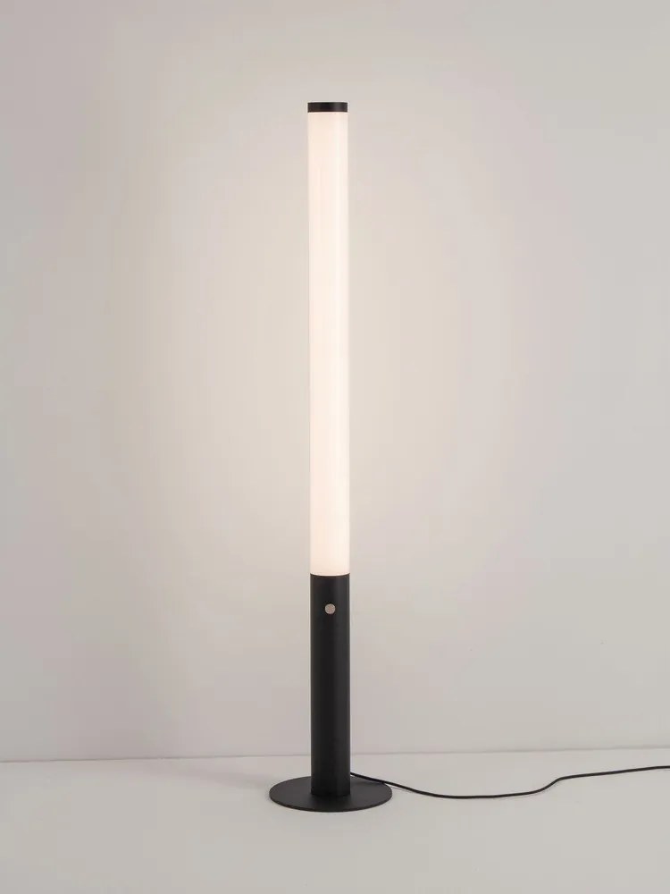 Matně černá ocelová LED stmívatelná stojací lampa se stínidlem z akrylového skla (výška 141 cm) Glaze – Nova Luce