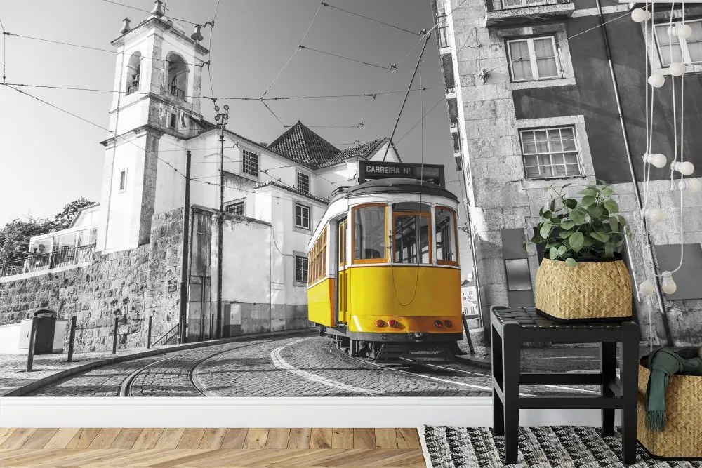 Fototapeta Tramvaj V Historické Čtvrti V Lisabonu Hladký vinyl 208x146