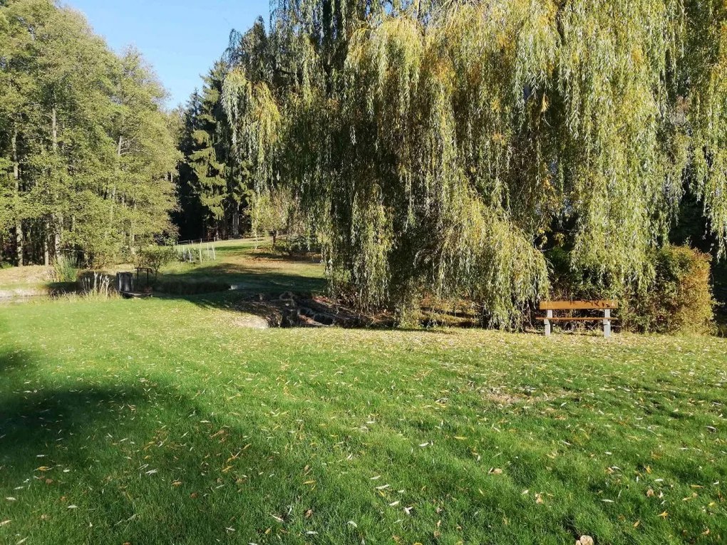 Betonová lavička Pekárek Barva prken: Světlý ořech, Ošetření betonových nohou: Pohledový beton, Délka prken: Standardní délka 150 cm