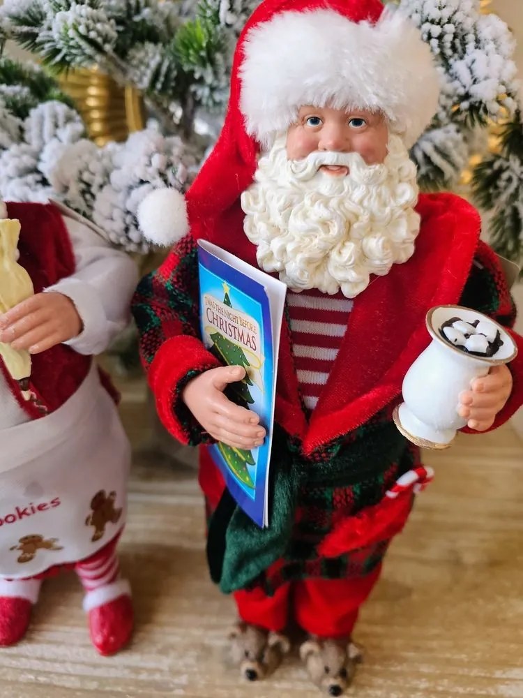 Vánoční dekorace taťka Santa Claus v županu s bačkorkama - 16*8*28 cm