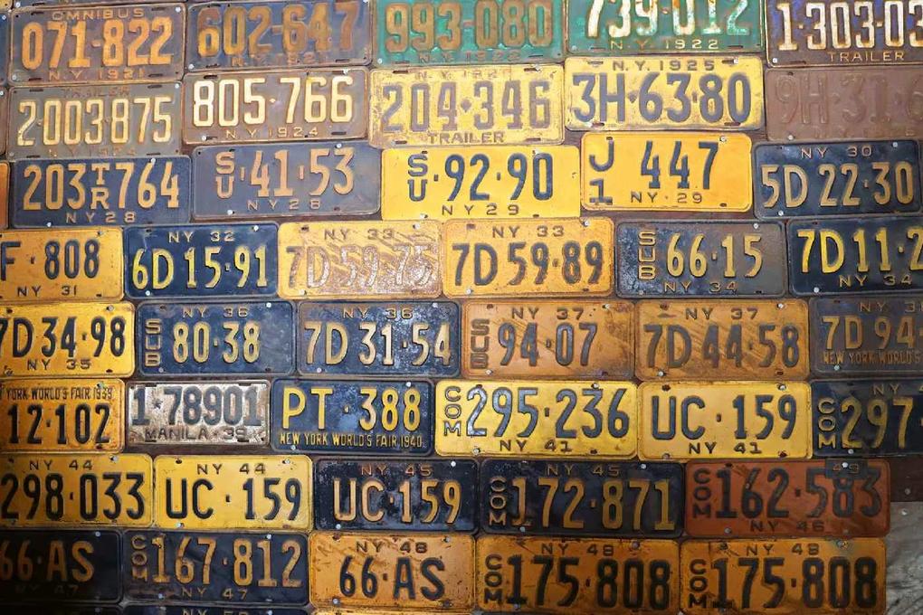 DIMEX | Samolepicí vliesová fototapeta na zeď Staré NY poznávací značky MA-5-2111 | 375 x 250 cm | zelená, modrá, žlutá