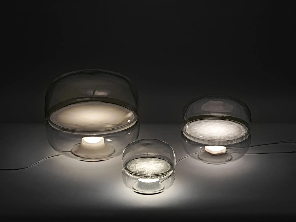 Designová stolní lampa Brokis Macaron M, PC1039 Barva skla: Amber - transparentní sklo, Základna: Dub evropský - bíle mořený (CSFB1575), Disk: Onyx medový (CSOP1533)