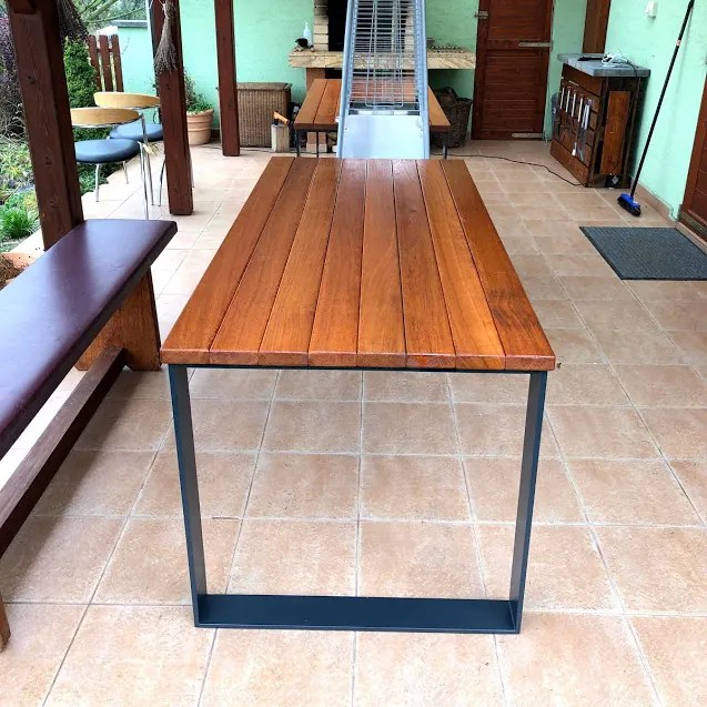 KULHÁNEK Zahradní stůl s nohami z ploché oceli Odstín nátěru: lazura - teak, Velikost desky: 180x80 cm, Odstín podnože: černá s jemnou strukturou - JS RAL 9005