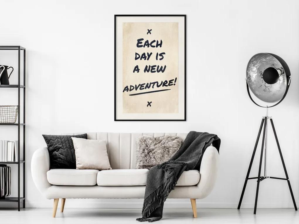 Plakát Každý den je nové dobrodružství! - černý text na béžové textuře