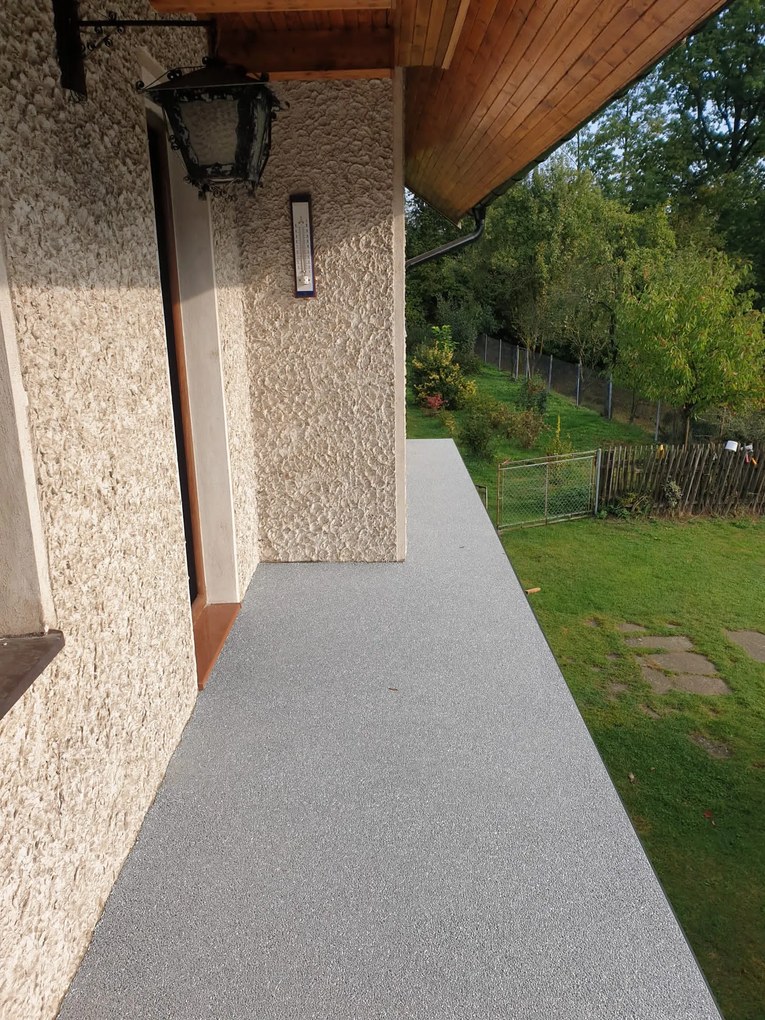 Báča Beton Kamenný koberec na podlahu Silver Frakce: Hrubá (4 – 8 mm), vydatnost setu 1,3 m², Doporučené použití v: exteriéru - jednosložkový polyuretan