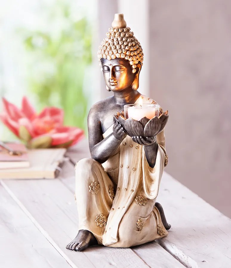 Soška Buddha se svícnem