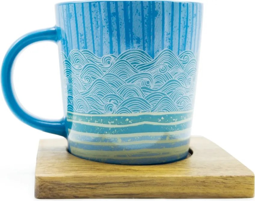 Porcelánový hrnek Blue Wave s akáciovým podšálkem, modrý, 350 ml – motiv oceánu, vln a mořských hřebenů