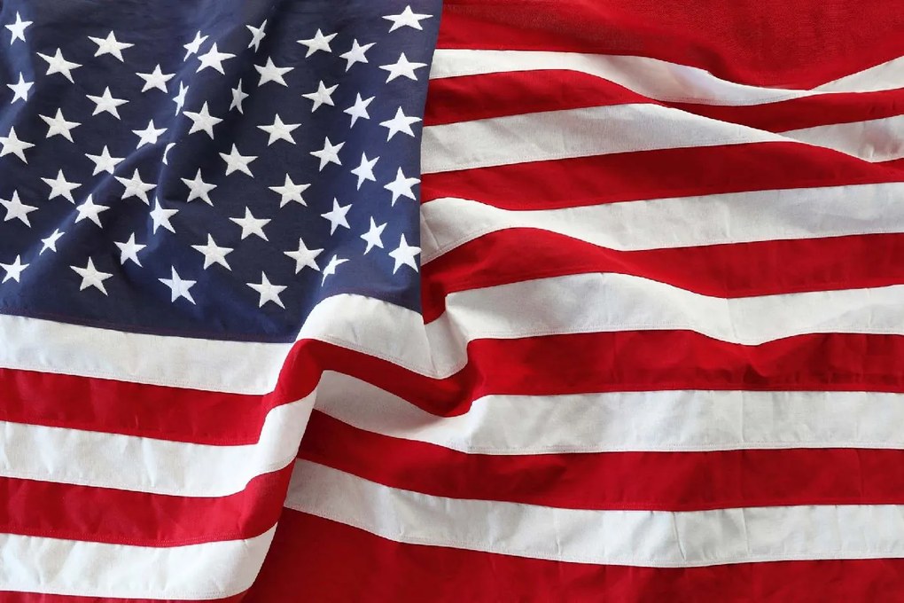DIMEX | Samolepicí vliesová fototapeta na zeď Vlající vlajka USA MA-5-1546 | 375 x 250 cm | modrá, červená, bílá