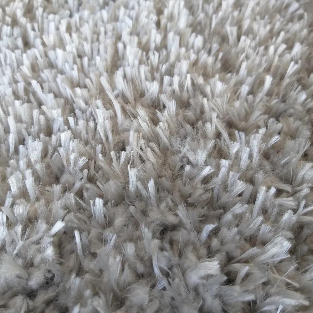 Šedý koberec s vysokým vlasem