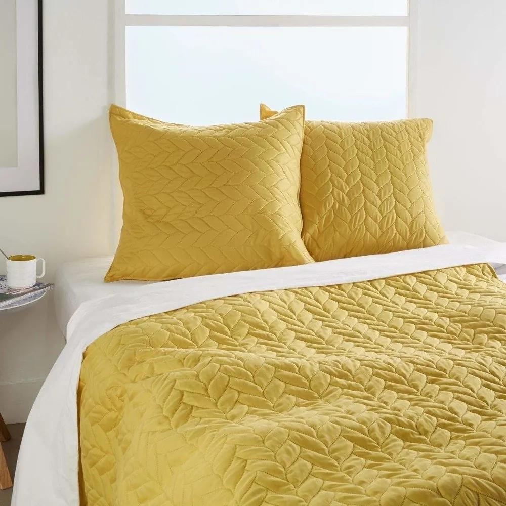 Přehoz žluté barvy s dekorativními polštářky, přehoz na postel, přehoz na lenošku, moderní přehozy na postel do ložnice