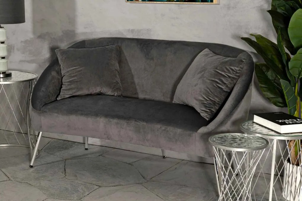 Designová pohovka Caerwyn 137 cm šedá / stříbrná