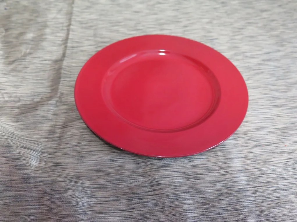 Talíř dekorační červený 22cm plast