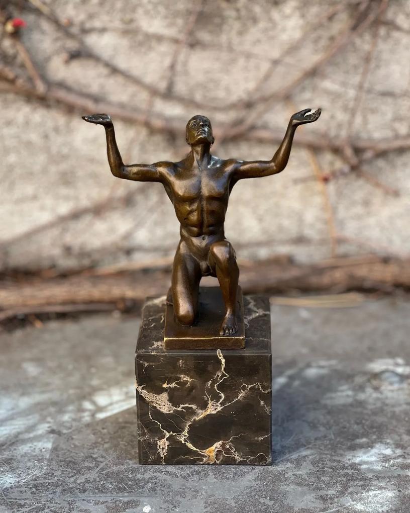 Erotická bronzová socha - Nahý muž vkleče