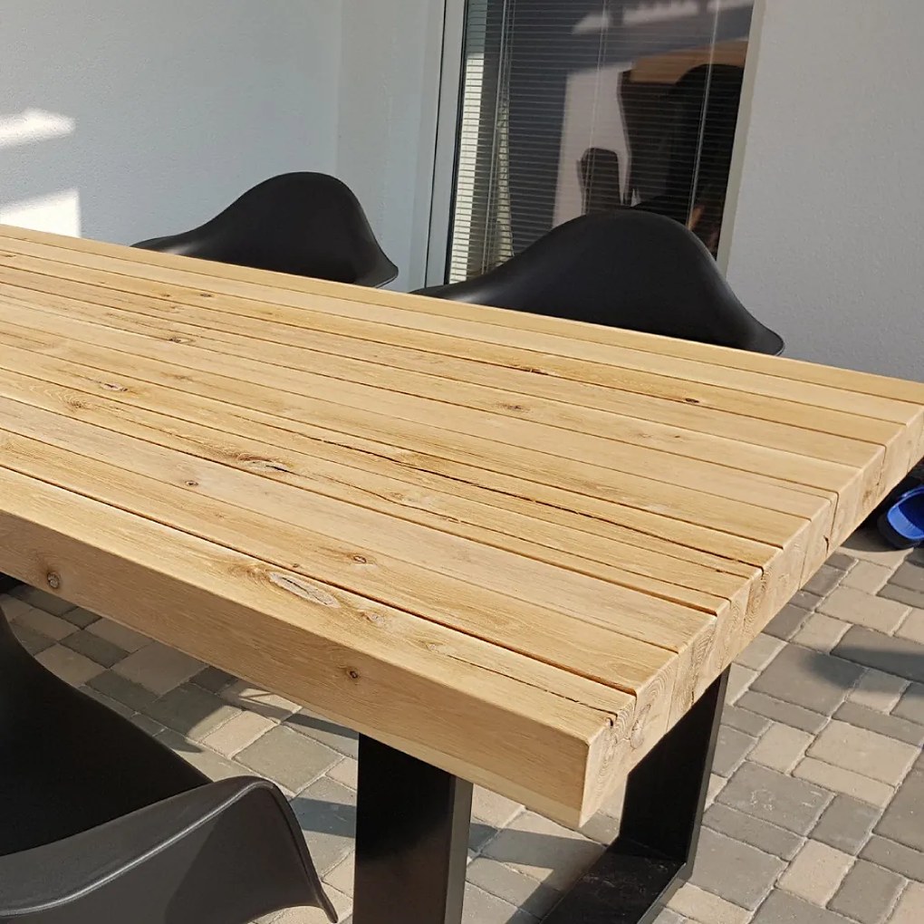 KULHÁNEK Zahradní stůl z dubových trámů a oceli Odstín nátěru: individuální, Odstín podnože: bílá - RAL 9010
