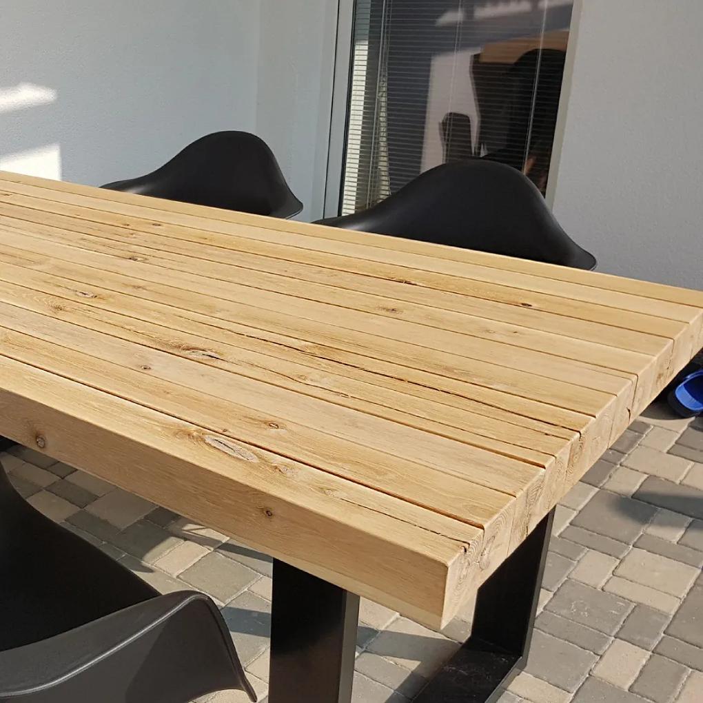 KULHÁNEK Zahradní stůl z dubových trámů a oceli Odstín nátěru: lazura - pinia, Odstín podnože: černá s jemnou strukturou - JS RAL 9005