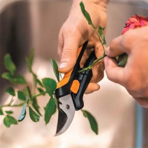 Nůžky FISKARS SOLID ruční zastřihávací floral SP14 1051601